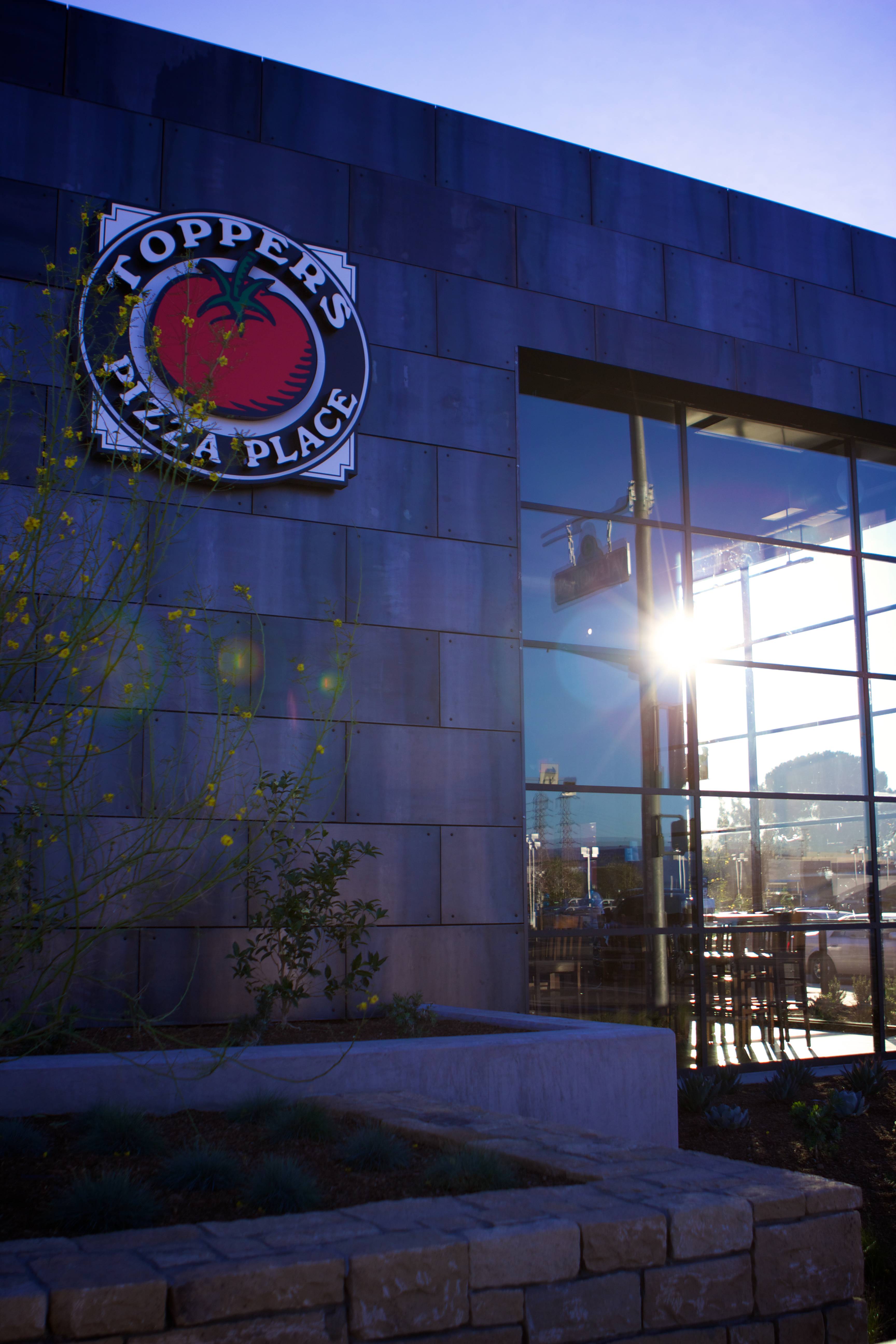 SCVTV.com | Photo Gallery: Toppers Pizza Opens