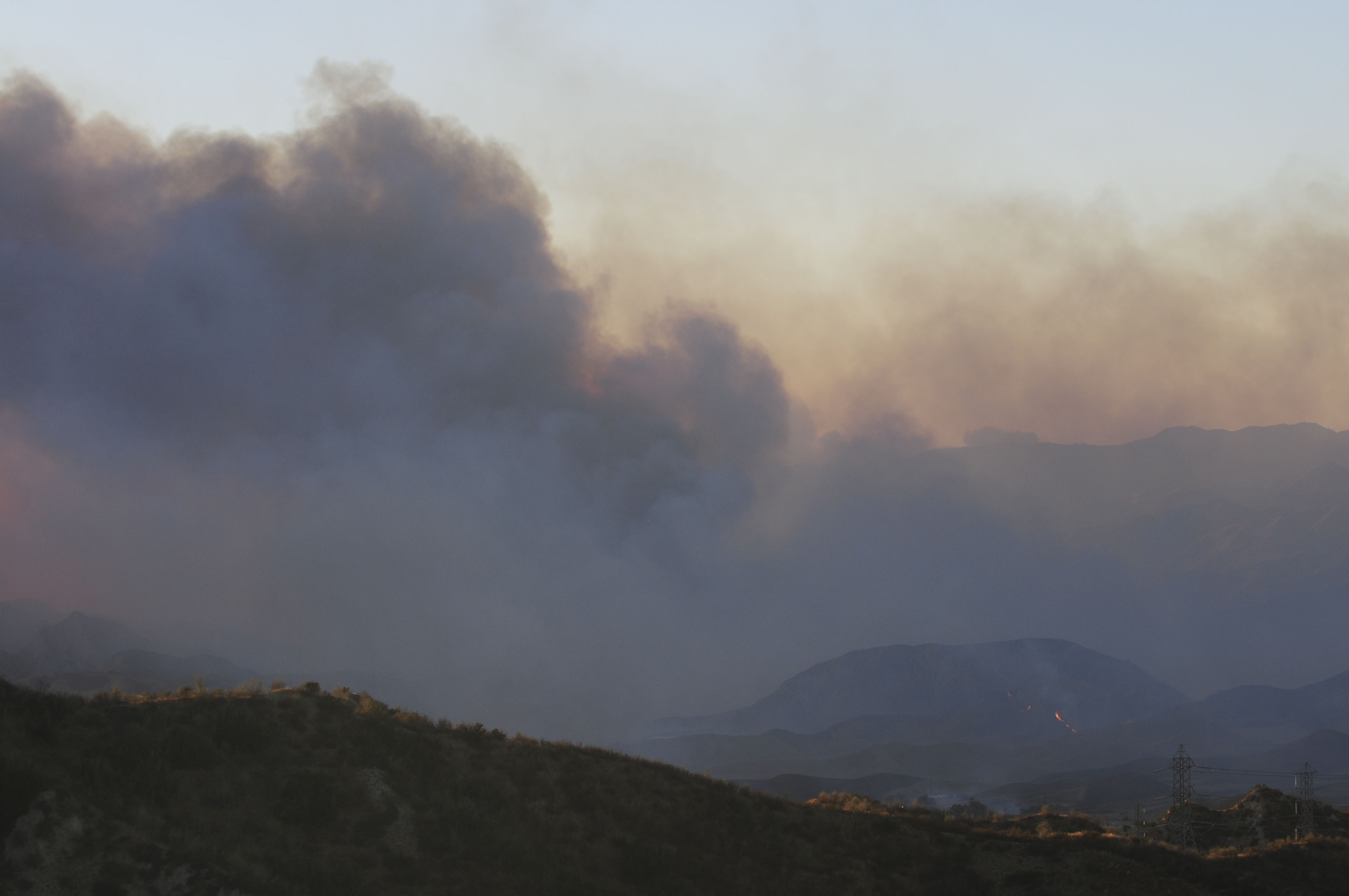 SCVTV.com | SCV News: Rye Fire Day 1: Photo Gallery